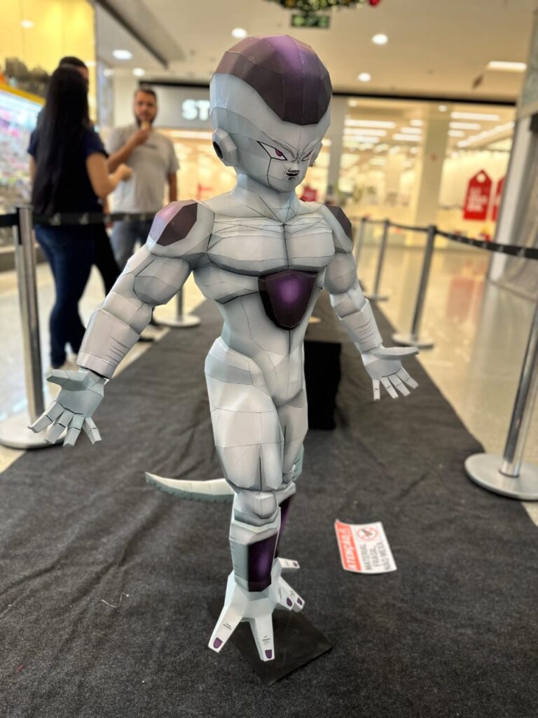 Fãs do Universo Geek contam com exposição em papercraft no Shopping ...